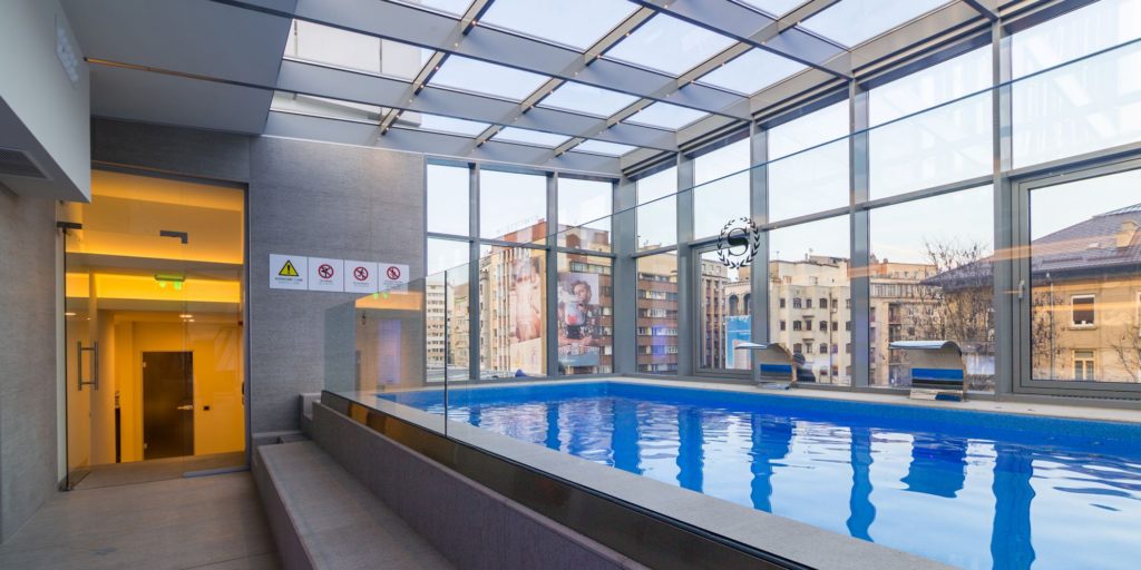 Sheraton Bucharest Hotel lansează piscina Skyview Pool SPA