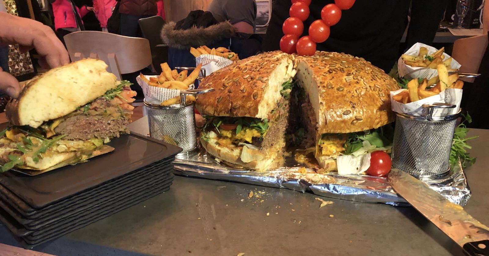 Cel mai mare burger din oraș este la bistroul B3ton